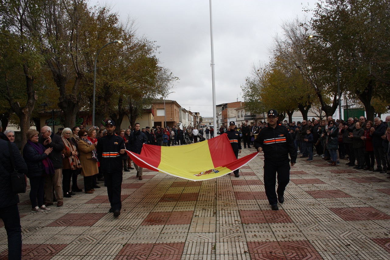 Miguel Esteban homenajea la bandera de España como símbolo de unidad ...
